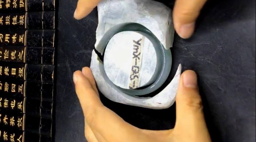 翡翠变形记——从原石到成品翡翠手镯,到底有哪些步骤?