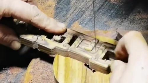 传承中国传统文化,不得不说小哥哥的手艺真好,千万要小心别碰到手!