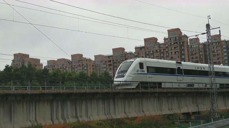 和谐号crh1暴力出站实拍,一个加速比crh380还快的动车组列车