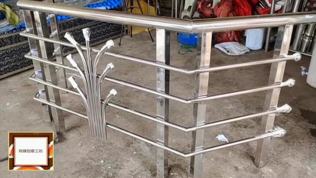 乡下焊工焊接不锈钢护栏,造型漂亮又结实,一套800块很多人订做