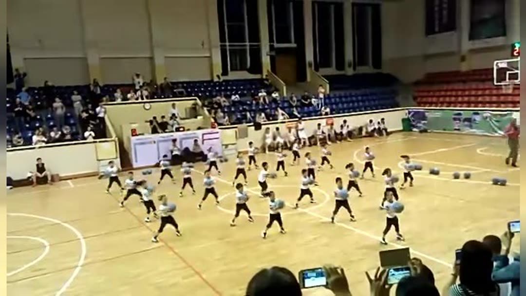 幼儿园小朋友逆天的篮球操表演