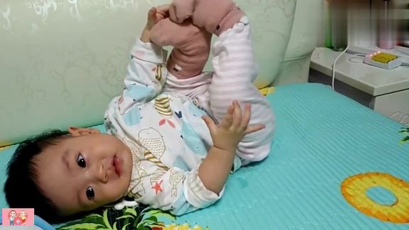 小宝宝挥舞着小手表演节目,小模样好萌啊!