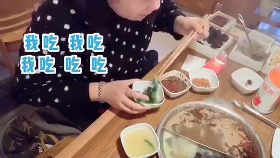 归国第二天,海外华侨冒着生命危险也要出来吃童年的回忆!