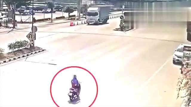 电动车拐弯不看路,连累了后面的皮卡