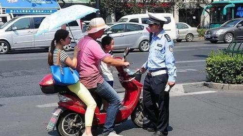 电动车载人上路迎来"新章程"? 车主纷纷表示赞同:早该这样