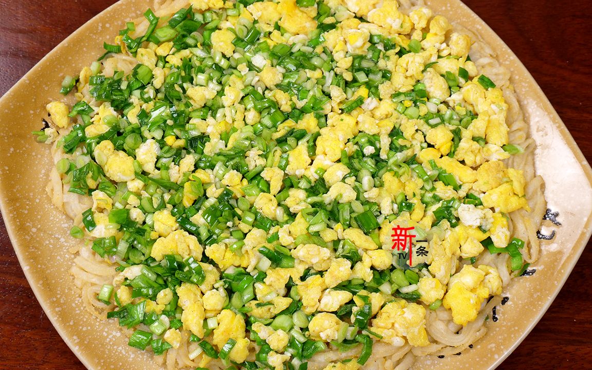 剩面条别再倒掉了,用它做个老北京烀饼,简单好吃不浪费