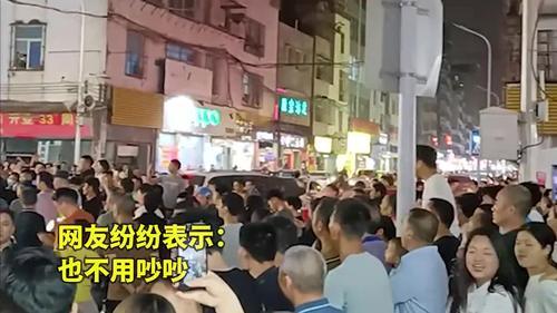 市场管理员管理进行时,众人围观管理过程,网友:也不用吵吵