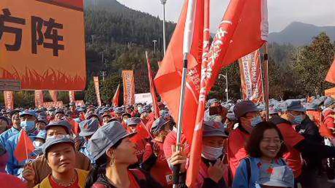 看!走红军走过的路登山比赛桂东站启动仪式,主持人登场了!