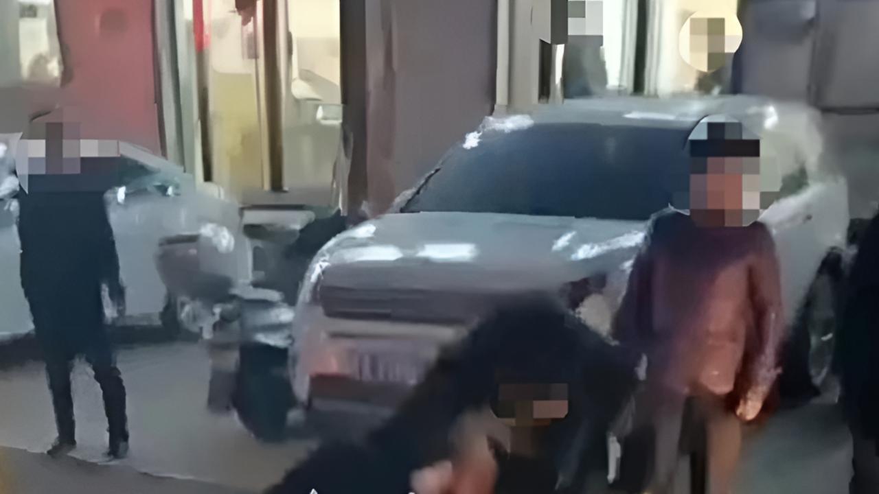 网传多名公职人员酒后当街打人,当地称事发今年2月,4人被处理