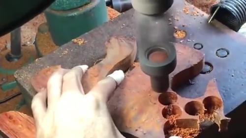 这一看就是新手,师傅手指上的绷带,暴露出了心酸!