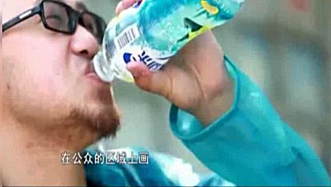 3D绘画大师, 墙面绘画青龙破土而出, 形象逼真, 路人纷纷留影留念