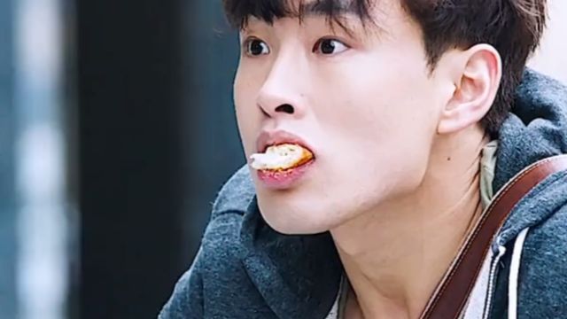 穷小伙偶遇一模一样的自己,人生逆袭开始