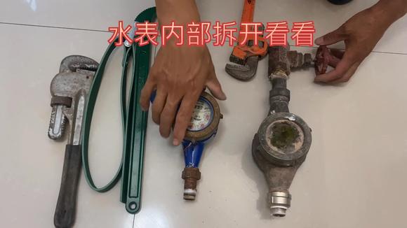水表能调快慢吗?水电工拆解机械式水表,看看内部结构及工作原理