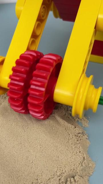 带齿轮和电机的大颗粒积木,拼装简单容易上手