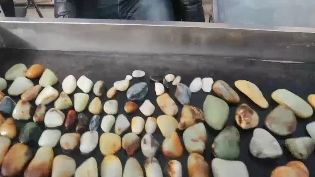 你知道新疆和田玉有多贵吗?半平米的摊位放的货就价值几千万元