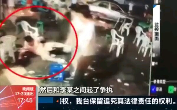 陪酒闹大了,几名男子凌晨喝醉后在街头大排档群殴,上演全武行。