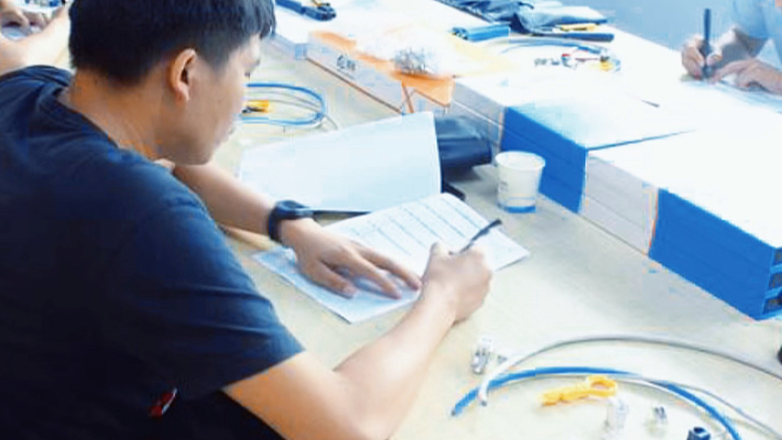 ...年毕业后就从事售前工作,每天有接待不完的客户和应酬,还要电话回访...