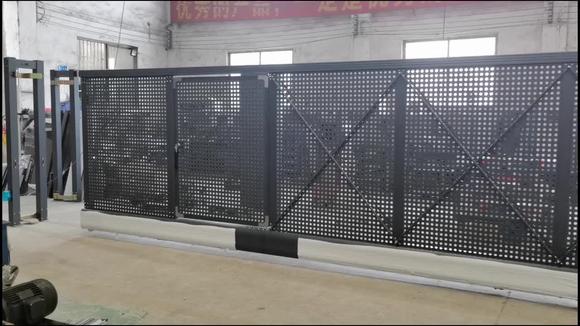 #电动门 #工厂实拍 庞然大物,智能电动直线门悬浮门进行精准调试