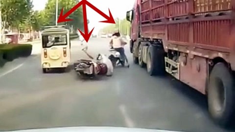 两电动车相撞,大货车经过,女司机直接被撞到车轮下!