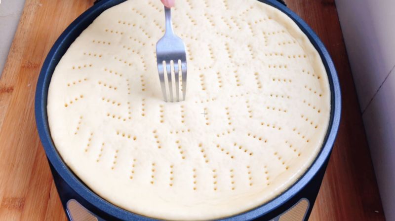 想吃披萨不用买，不用烤箱在家也能做，做法超简单，比卖的还好吃