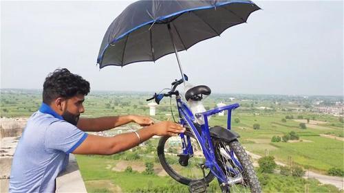 雨伞能当降落伞使用吗?老外用自行车测试,最后意外浮现了!
