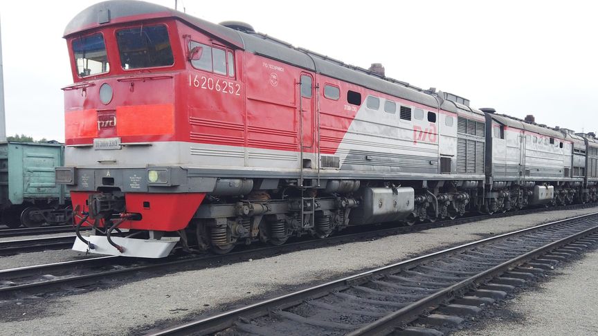 实拍俄罗斯大火车进入中国,满列木材发出淡淡的清香,好闻!