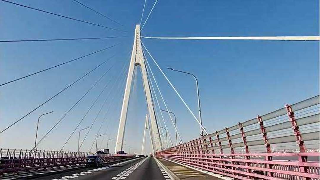 请看:蓝天白云下的杭州湾跨海大桥