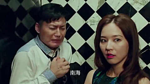 渣男和小三卫生间热吻,老婆就在门外,尴尬了