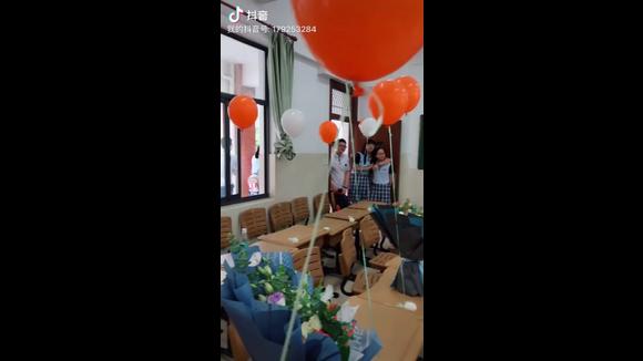 去年做的毕业布置,教室里也能装扮的如此漂亮