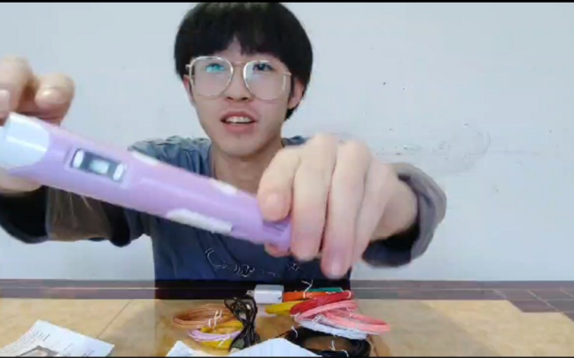 小伙买了一个网红3D打印笔,居然不会操作。
