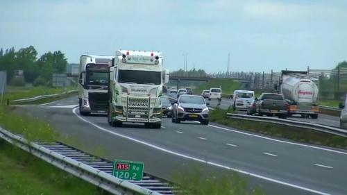 国外的斯堪尼亚卡车,这车头看着真帅气,在国内不知道有没有这样的卡车