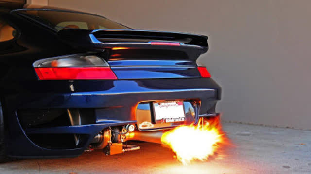 豪车一轰油门排气筒能喷火因为这?看懂原理才知道有多炫酷!