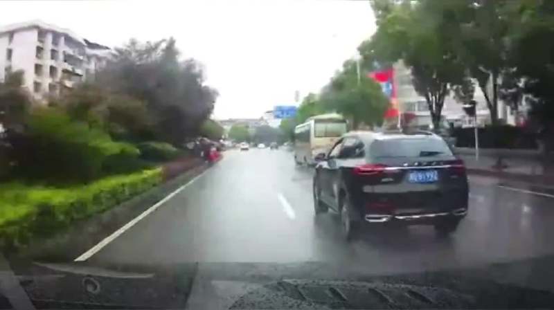 行车记录仪:这辆SUV是不是想谋害我,突然给我别一脚