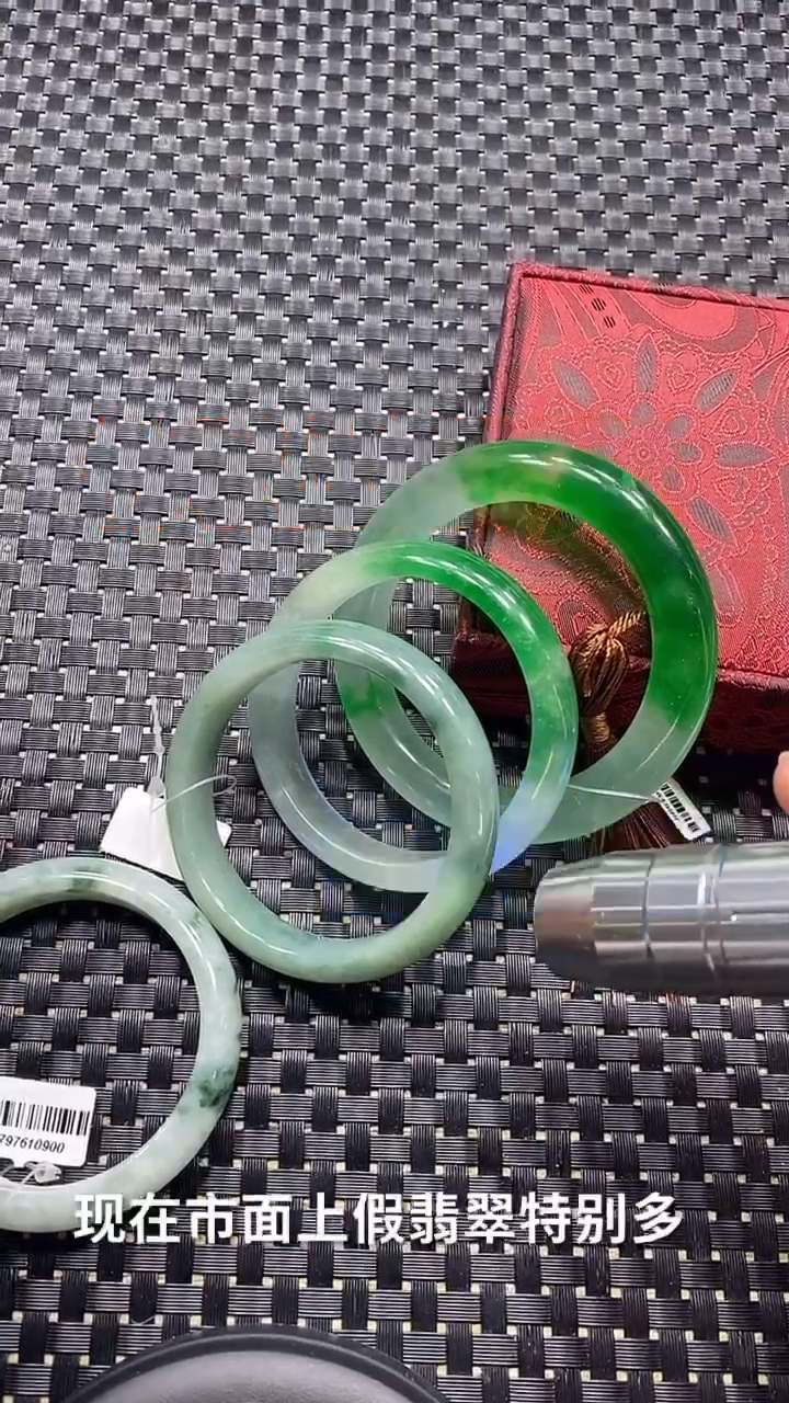 #翡翠手镯#如何分辨真假翡翠,一招教会你