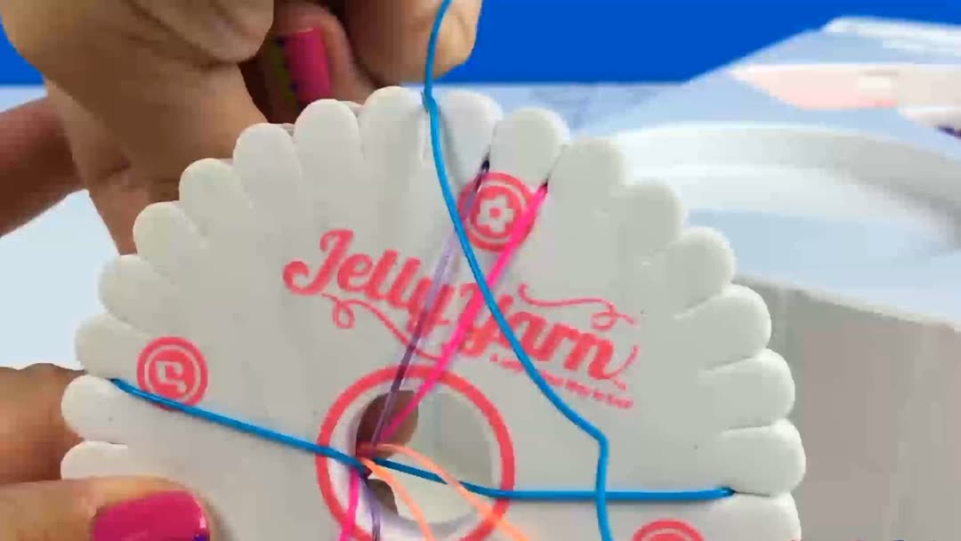 小玩具,用糖果颜色的玻璃丝绳来编花朵