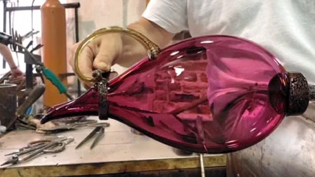 玻璃瓶制作全过程,玻璃瓶原来是“吹”出来的,看完涨见识了