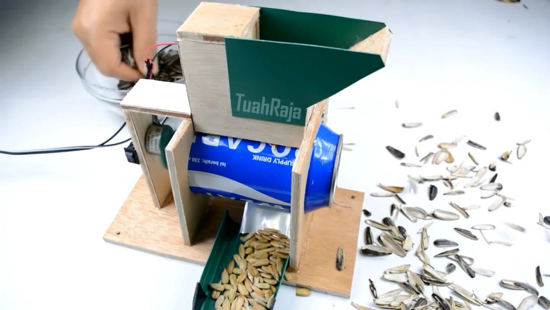 牛人在家里制作了一台削皮器,很实用!