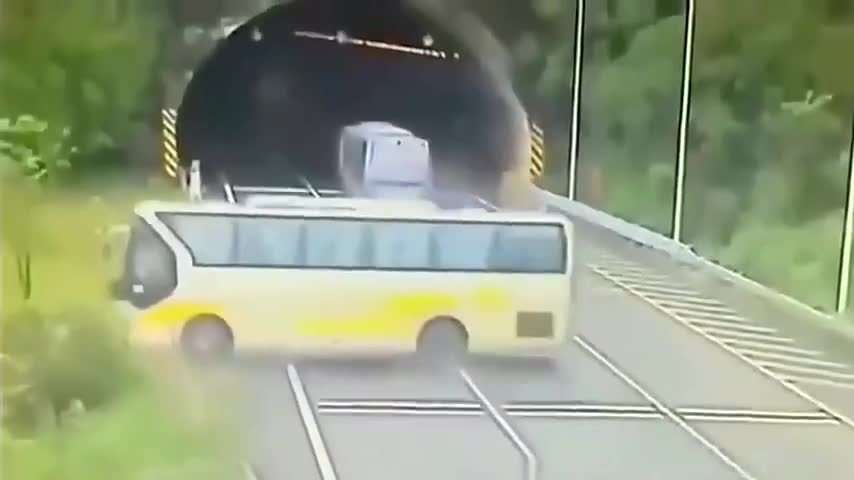 这么严重的车祸,还是第一次见,大客车里的乘客太惨了!