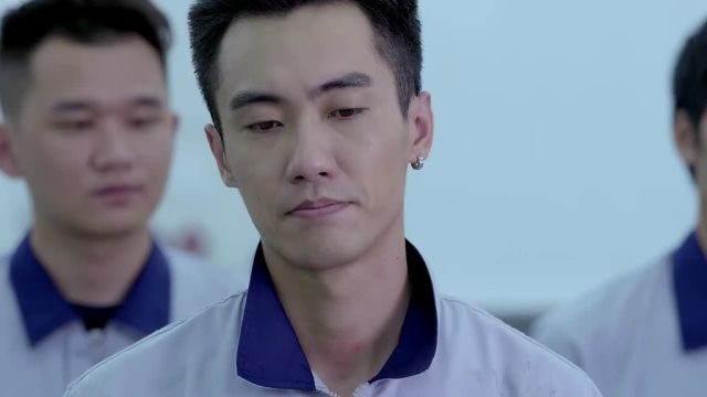 经理开早会堪比洗脑,但对小伙却不起作用,他站在原地都快睡着了