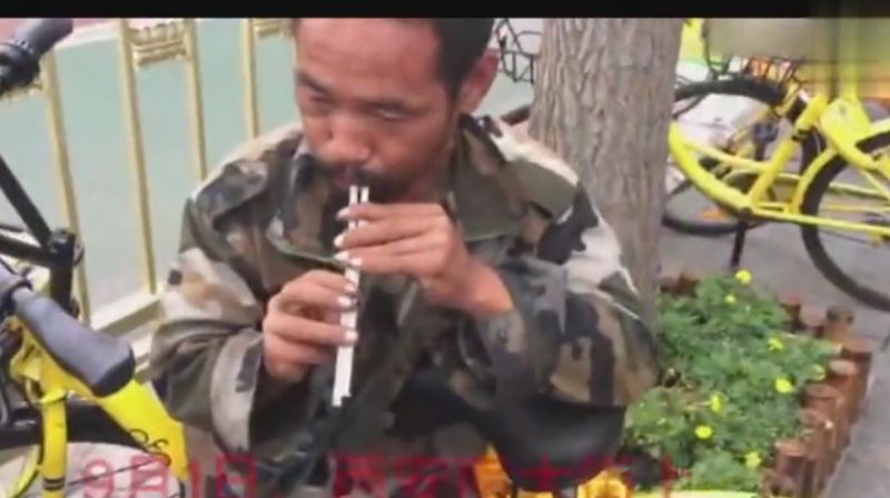 流浪汉自制吸管笛子,自学自奏,称想中国舞台!点赞