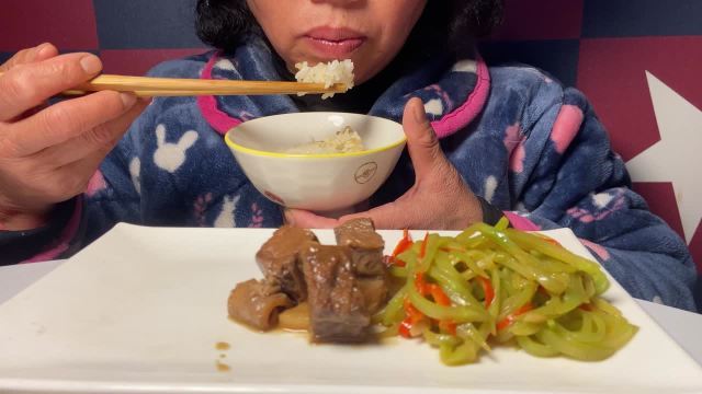 中午一碗苦荞麦米饭,几块牛腩,一份清炒莴苣丝
