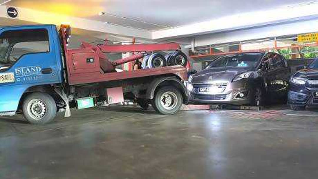 一辆东风标致坏在停车场里,叫一辆拖车来要付多少钱 50块钱贵吗