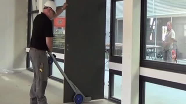 大叔发明一个小工具,安装门板很实用,工人爱不释手