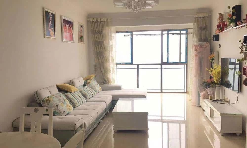 参观80㎡简装婚房,没吊顶也挺好看,进门就是厨房,这设计挺少见