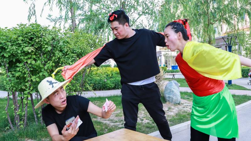 模仿动画人物奖励现金,不料老板遇到高手,长见识了