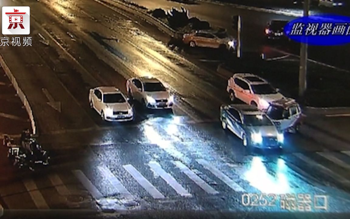 飞来横祸!小客左转弯 遭闯红灯直行三轮摩托侧面撞击