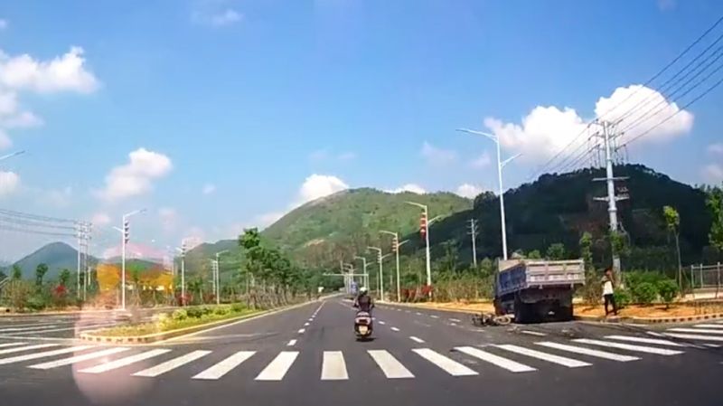 事故现场,看着长长的刹车印,大货车司机已经尽力了!