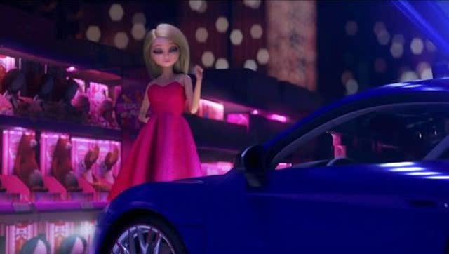 当芭比娃娃复活后,开着奥迪跑车到处转悠,还和别人玩飙车!