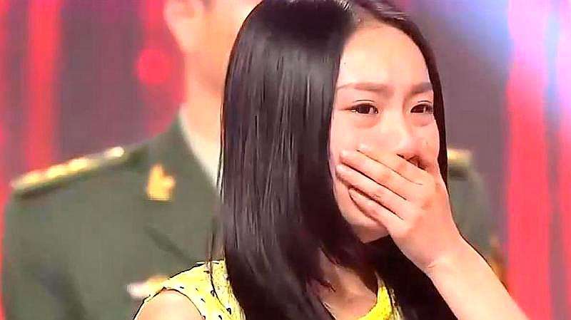 姑娘寻找恩人13年,男子上场那一刻,父女俩跪谢男子当年救命之恩