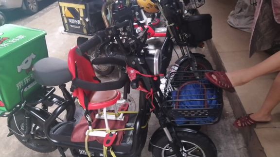 今天去买个一个电动车。2千多。我以前那个车坏了。用了好久。